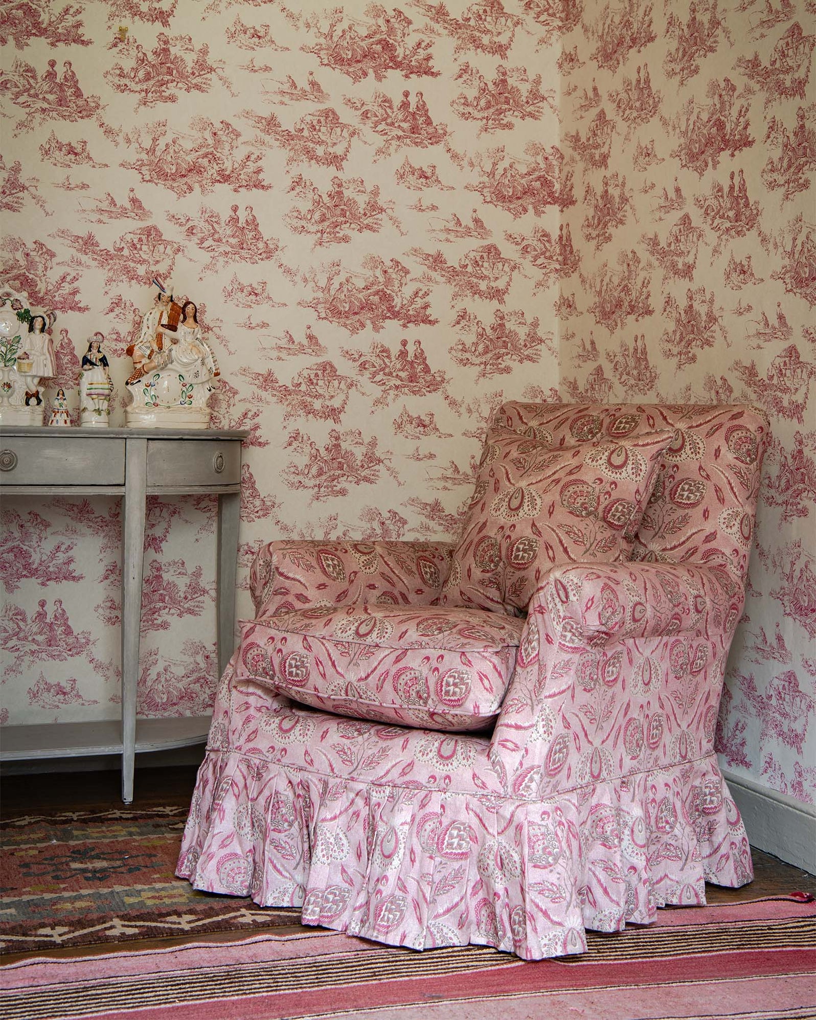 Marth on White Linen | Cabbages & Roses– cabbagesandroses