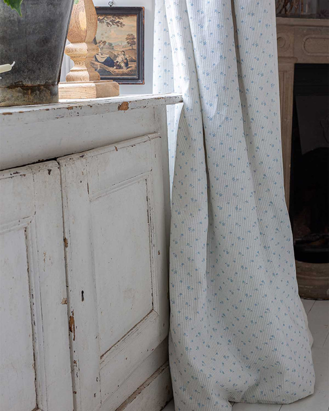 Metro Blue on White Linen | Cabbages & Roses– cabbagesandroses